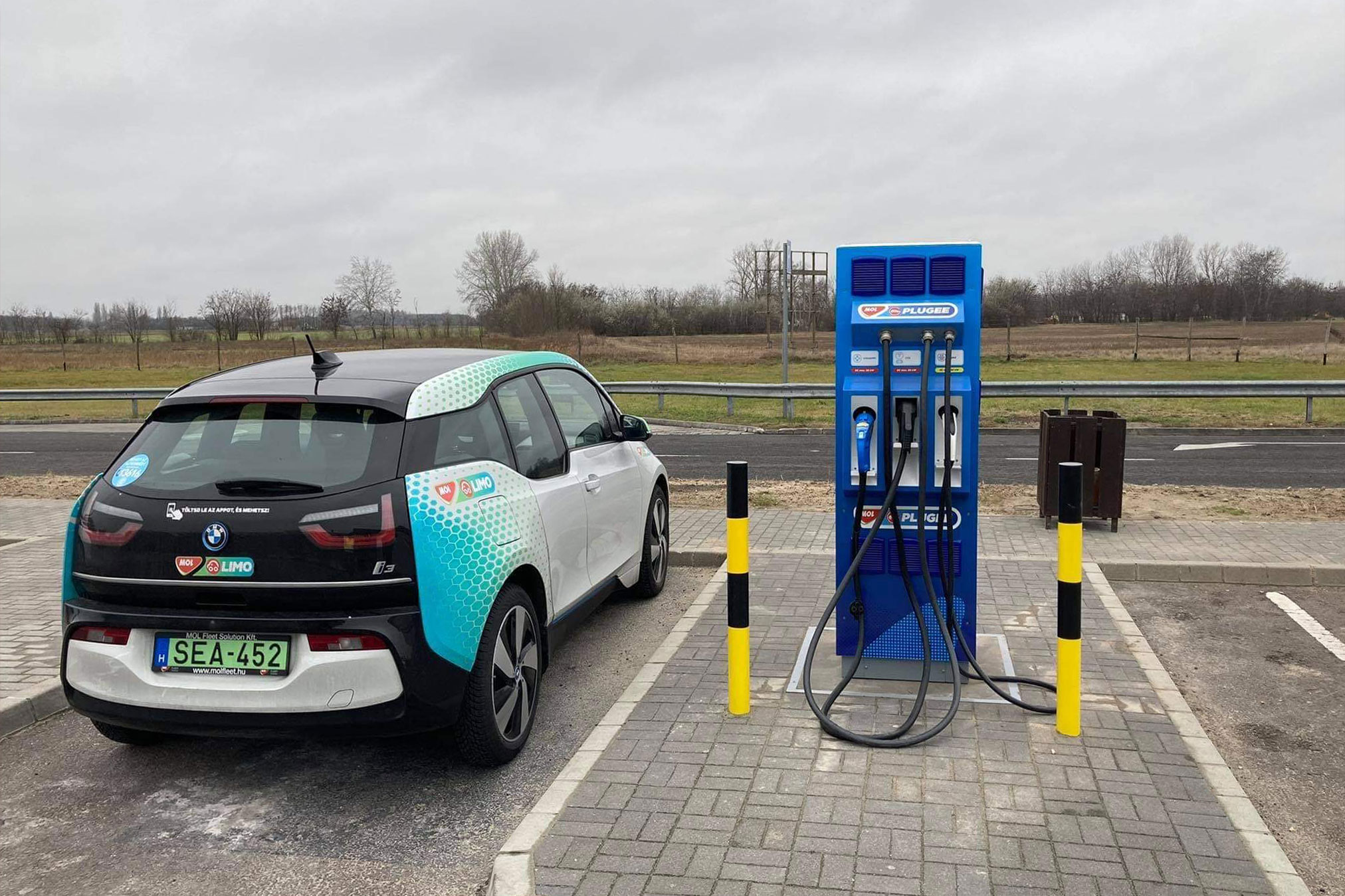 Elkészültek az M3 autópálya első MOL Plugee töltői - Villanyautósok
