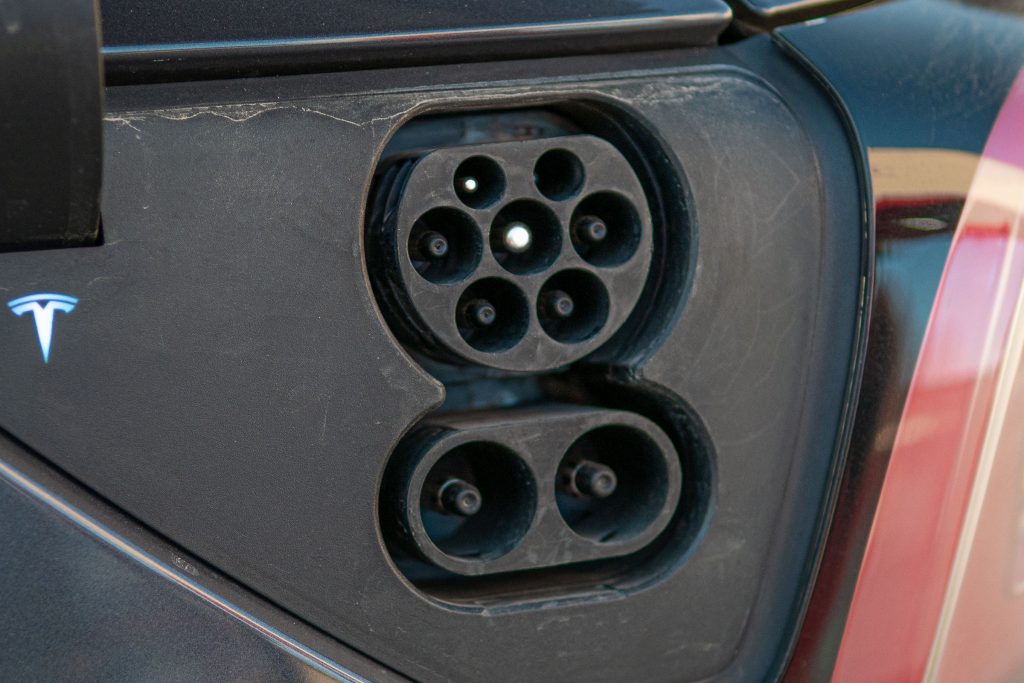 Új jelölést kapnak Európában a töltők és a villanyautók - Villanyautósok