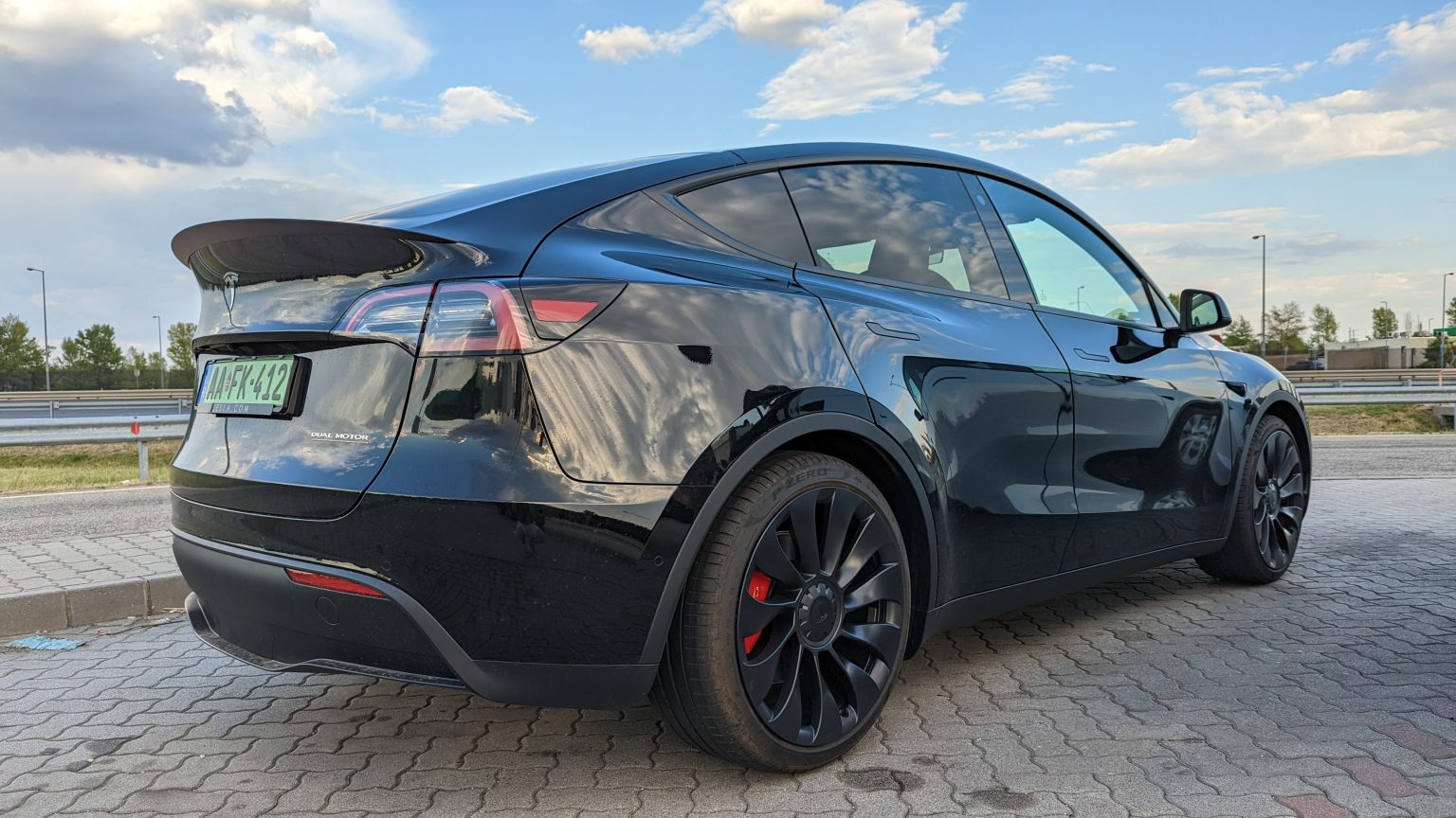 Villámteszt: Tesla Model Y Long Range vs. Performance - Villanyautósok