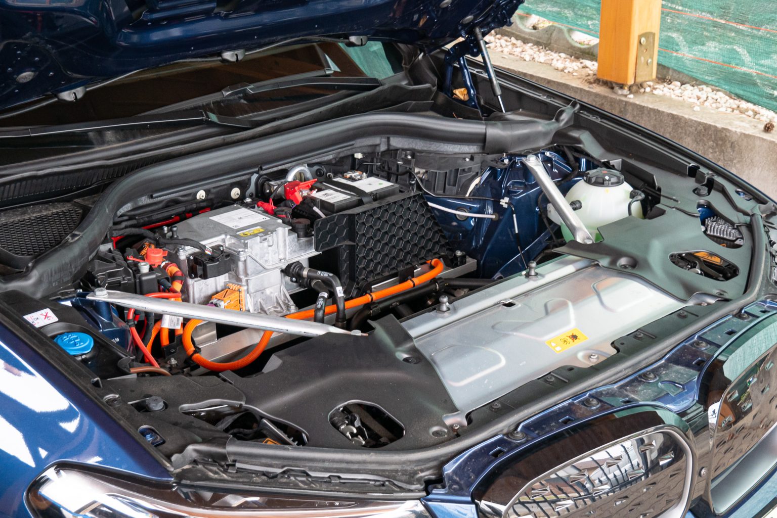 Így lett frunkja a BMW iX3-nak - Villanyautósok