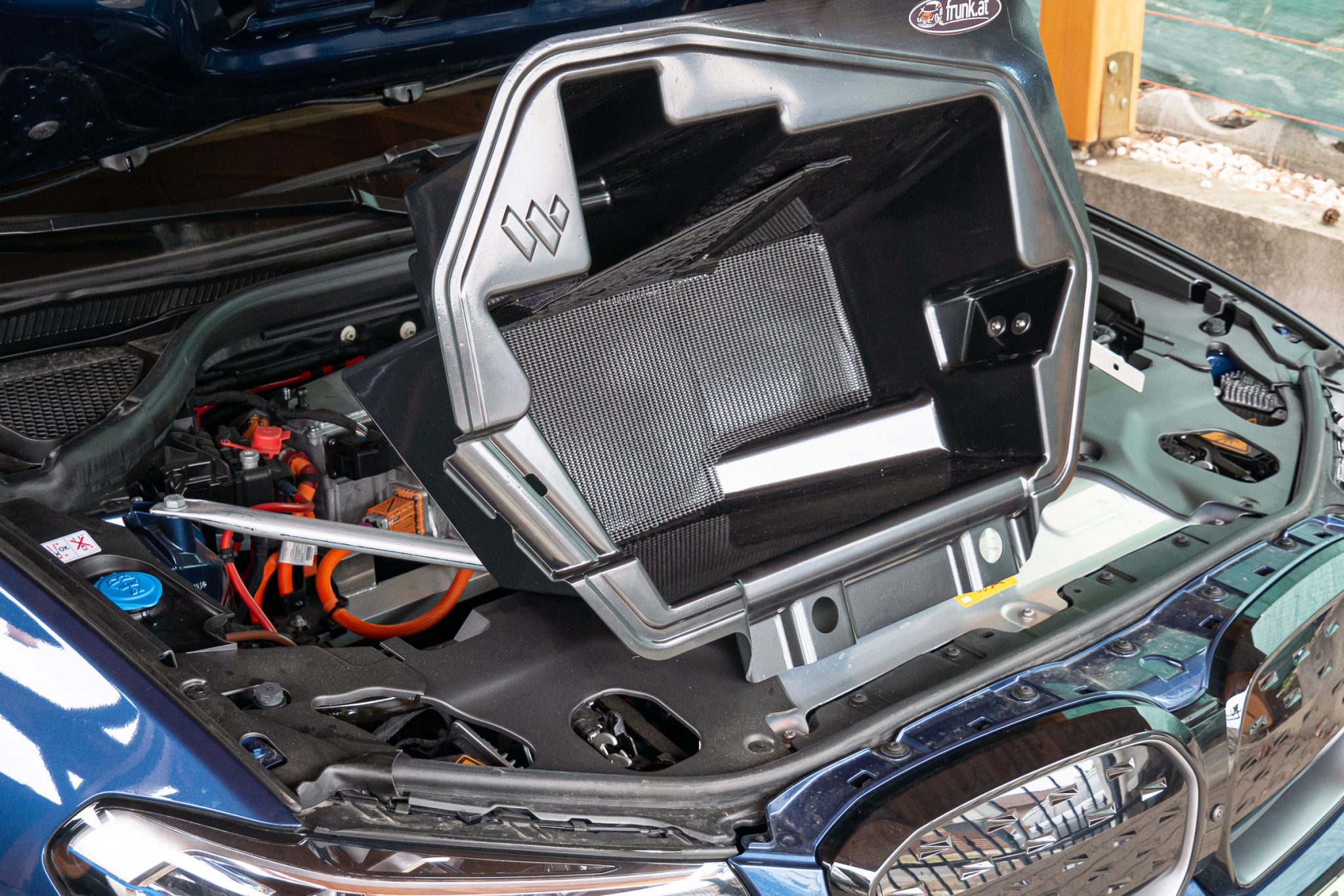 Így lett frunkja a BMW iX3-nak - Villanyautósok