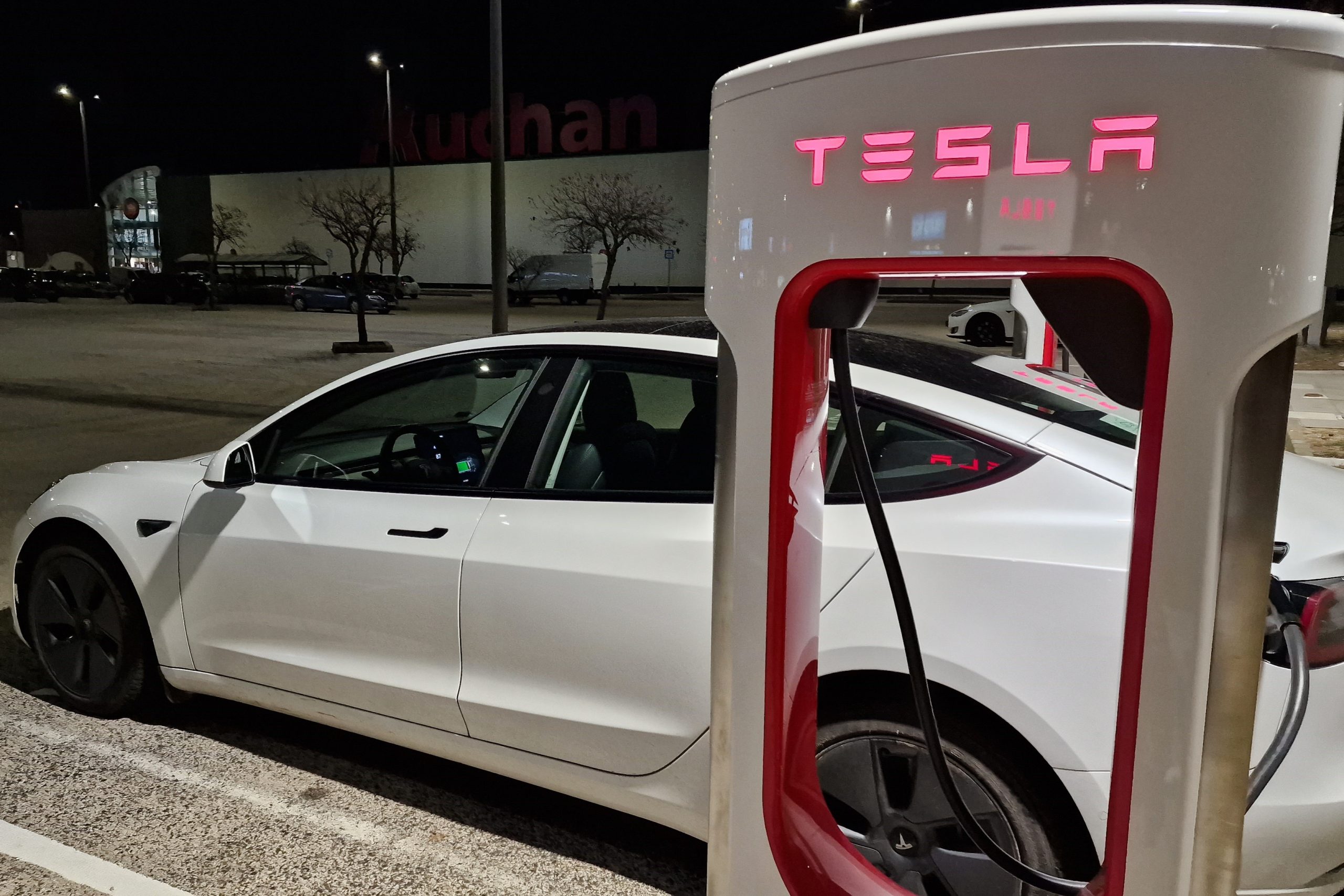 A Tesla megoldotta a magyar tulajok fura problémáját - Villanyautósok
