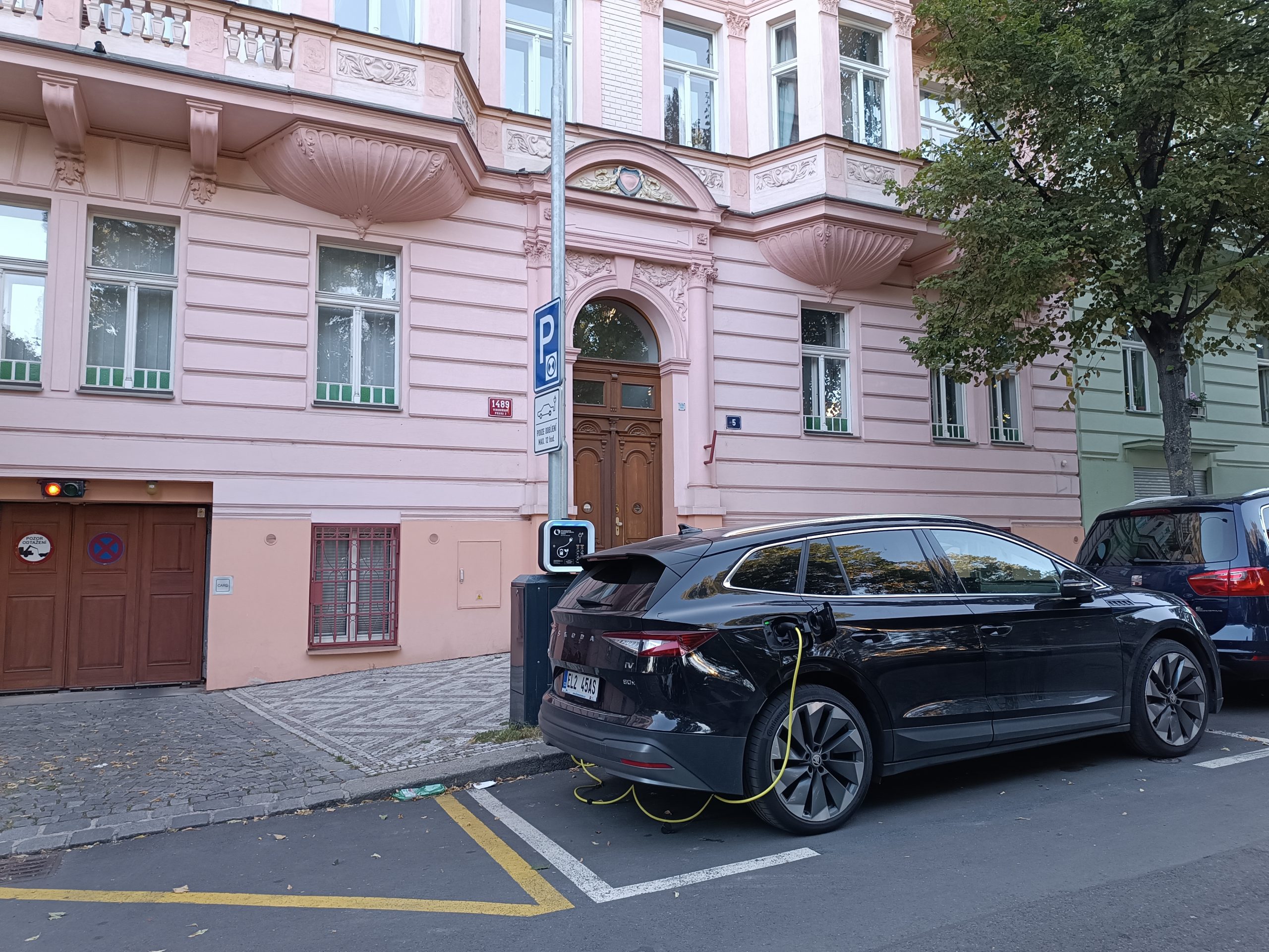 Úgy telepítik a töltőket Prágában, hogy azt Budapest is megirigyelhetné ...