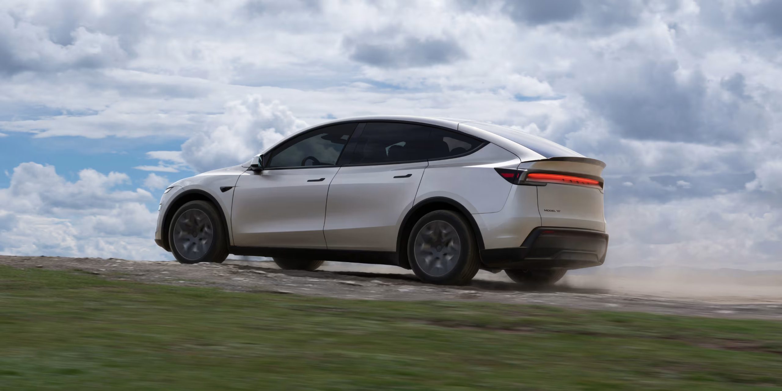 Már kapható az új, nyújtott Tesla Model Y - Villanyautósok