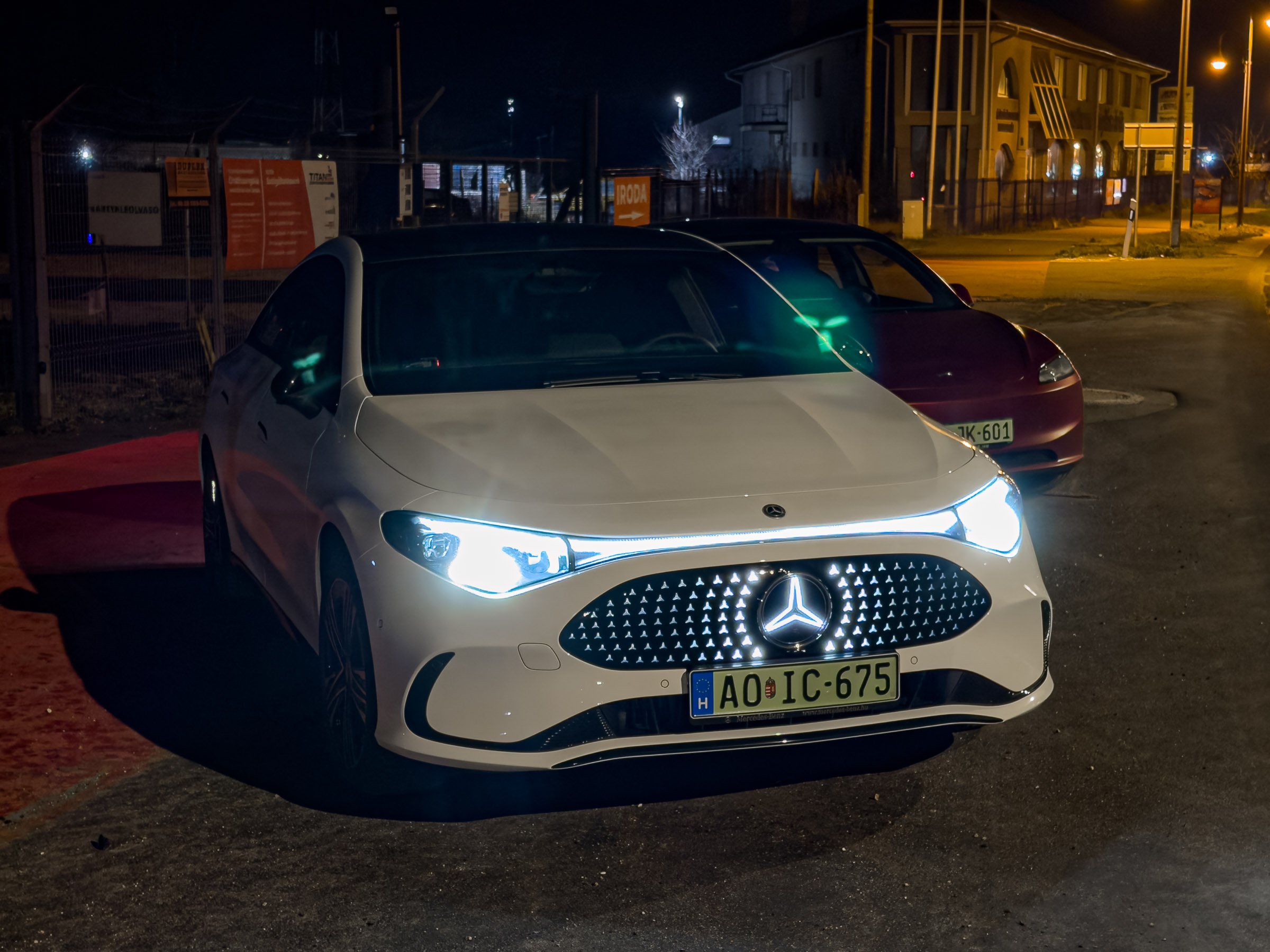 Mercedes CLA a Tesla Model 3 ellen – ki ér le hamarabb az Adriára ...